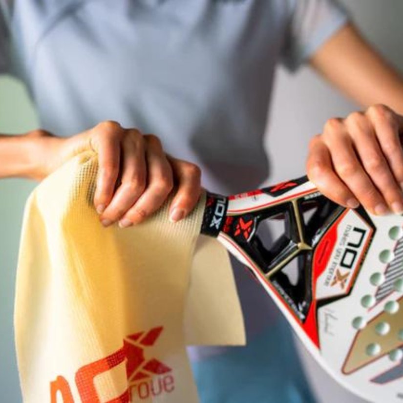 Improve the grip of your racket with the NOX padel grip enhancer wipe.